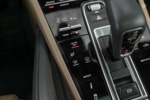 Grey Porsche Cayenne 2019 in Vilnius, with an engine capacity of 3.00 L and mileage of 165 thousand km for 39500 €, photo 23 on AUTOMOTO.COM.LV