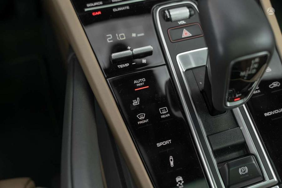 Grey Porsche Cayenne 2019 in Vilnius, with an engine capacity of 3.00 L and mileage of 165 thousand km for 39500 €, photo 23 on AUTOMOTO.COM.LV