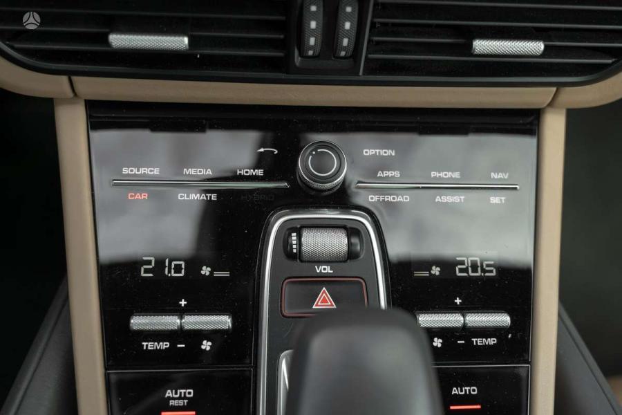 Grey Porsche Cayenne 2019 in Vilnius, with an engine capacity of 3.00 L and mileage of 165 thousand km for 39500 €, photo 24 on AUTOMOTO.COM.LV