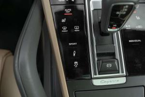 Grey Porsche Cayenne 2019 in Vilnius, with an engine capacity of 3.00 L and mileage of 165 thousand km for 39500 €, photo 25 on AUTOMOTO.COM.LV