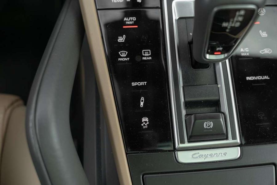 Grey Porsche Cayenne 2019 in Vilnius, with an engine capacity of 3.00 L and mileage of 165 thousand km for 39500 €, photo 25 on AUTOMOTO.COM.LV