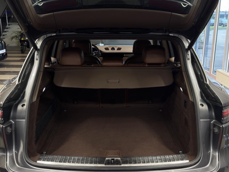 Grey Porsche Cayenne 2019 in Riga, with an engine capacity of 4.00 L and mileage of 164 thousand km for 52990 €, photo 7 on AUTOMOTO.COM.LV
