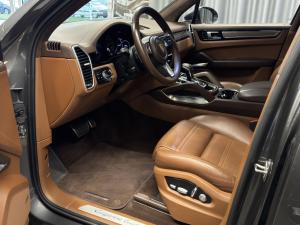 Grey Porsche Cayenne 2019 in Riga, with an engine capacity of 4.00 L and mileage of 164 thousand km for 52990 €, photo 10 on AUTOMOTO.COM.LV