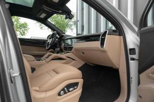 Pelēks Porsche Cayenne 2019 Viļņa, ar dzinēja tilpumu 3.00 L un nobraukumu 65 tūkst. km par 50990 €, foto 19 vietnē AUTOMOTO.COM.LV