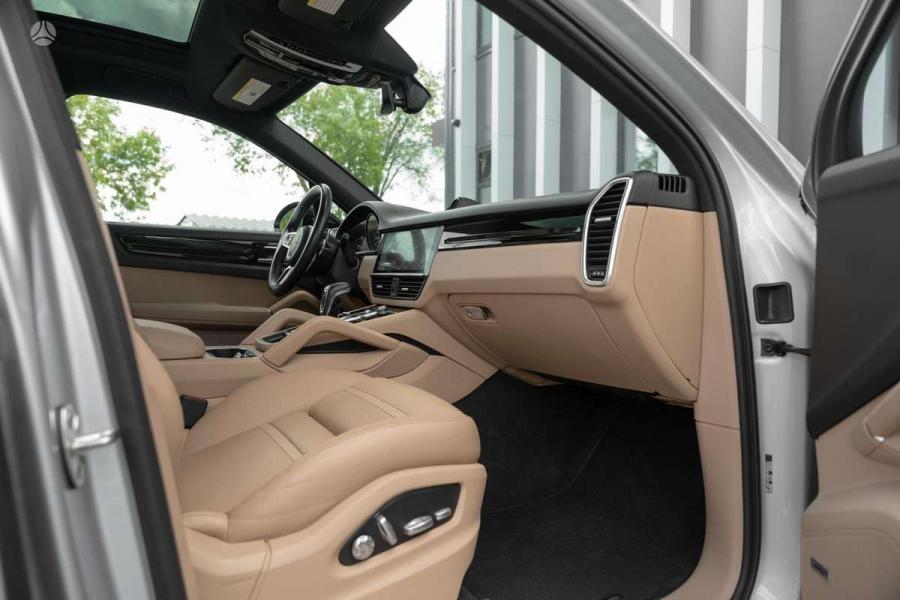 Pelēks Porsche Cayenne 2019 Viļņa, ar dzinēja tilpumu 3.00 L un nobraukumu 65 tūkst. km par 50990 €, foto 19 vietnē AUTOMOTO.COM.LV