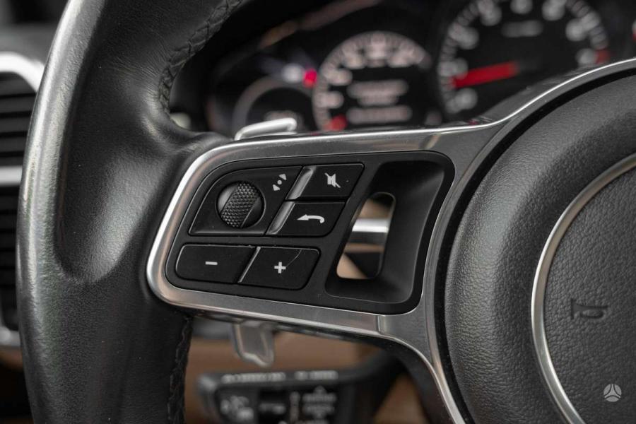 Pelēks Porsche Cayenne 2019 Viļņa, ar dzinēja tilpumu 3.00 L un nobraukumu 65 tūkst. km par 50990 €, foto 30 vietnē AUTOMOTO.COM.LV