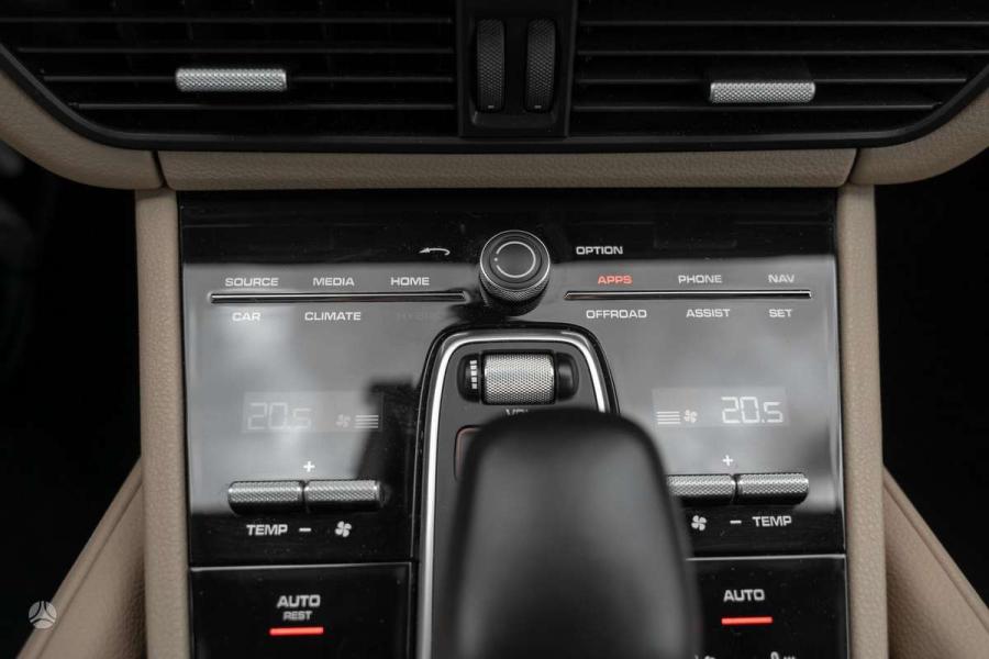 Pelēks Porsche Cayenne 2019 Viļņa, ar dzinēja tilpumu 3.00 L un nobraukumu 65 tūkst. km par 50990 €, foto 38 vietnē AUTOMOTO.COM.LV