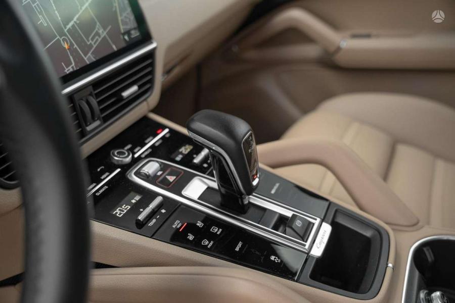 Pelēks Porsche Cayenne 2019 Viļņa, ar dzinēja tilpumu 3.00 L un nobraukumu 65 tūkst. km par 50990 €, foto 40 vietnē AUTOMOTO.COM.LV