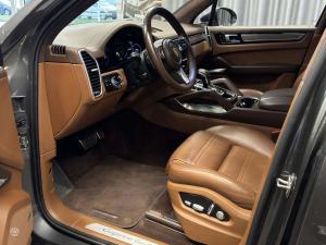 Grey Porsche Cayenne 2019 in Riga, with an engine capacity of 4.00 L and mileage of 164 thousand km for 52990 €, photo 11 on AUTOMOTO.COM.LV