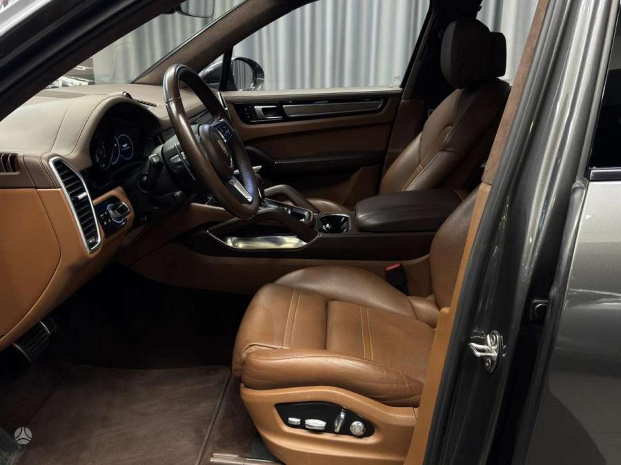 Grey Porsche Cayenne 2019 in Riga, with an engine capacity of 4.00 L and mileage of 164 thousand km for 52990 €, photo 12 on AUTOMOTO.COM.LV