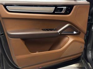 Grey Porsche Cayenne 2019 in Riga, with an engine capacity of 4.00 L and mileage of 164 thousand km for 52990 €, photo 13 on AUTOMOTO.COM.LV