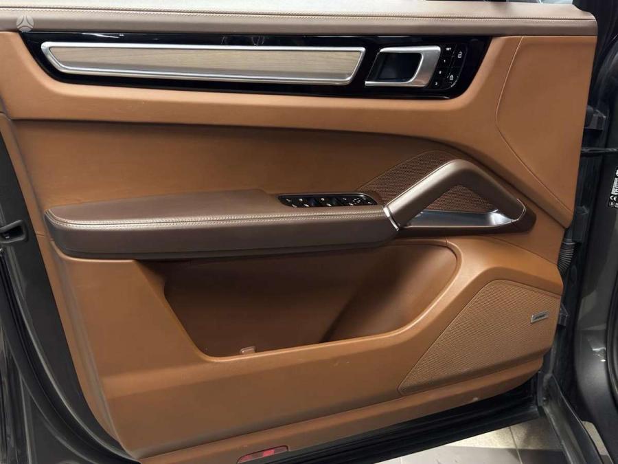 Grey Porsche Cayenne 2019 in Riga, with an engine capacity of 4.00 L and mileage of 164 thousand km for 52990 €, photo 13 on AUTOMOTO.COM.LV