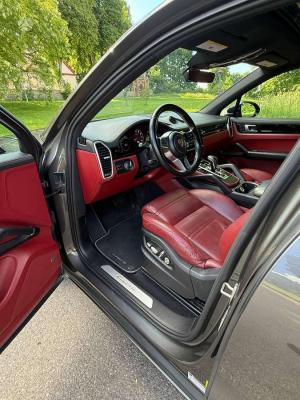 Pelēks Porsche Cayenne 2019 Viļņa, ar dzinēja tilpumu 3.00 L un nobraukumu 128 tūkst. km par 49500 €, foto 12 vietnē AUTOMOTO.COM.LV