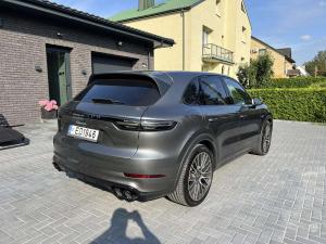 Pelēks Porsche Cayenne 2019 Viļņa, ar dzinēja tilpumu 3.00 L un nobraukumu 177 tūkst. km par 42999 €, foto  vietnē AUTOMOTO.COM.LV