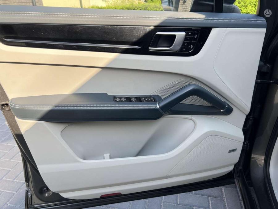 Pelēks Porsche Cayenne 2019 Viļņa, ar dzinēja tilpumu 3.00 L un nobraukumu 177 tūkst. km par 42999 €, foto 14 vietnē AUTOMOTO.COM.LV