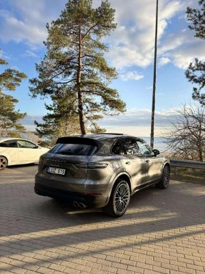 Grey Porsche Cayenne 2019 in Vilnius, with an engine capacity of 2.89 L and mileage of 200 thousand km for 38000 €, photo 3 on AUTOMOTO.COM.LV