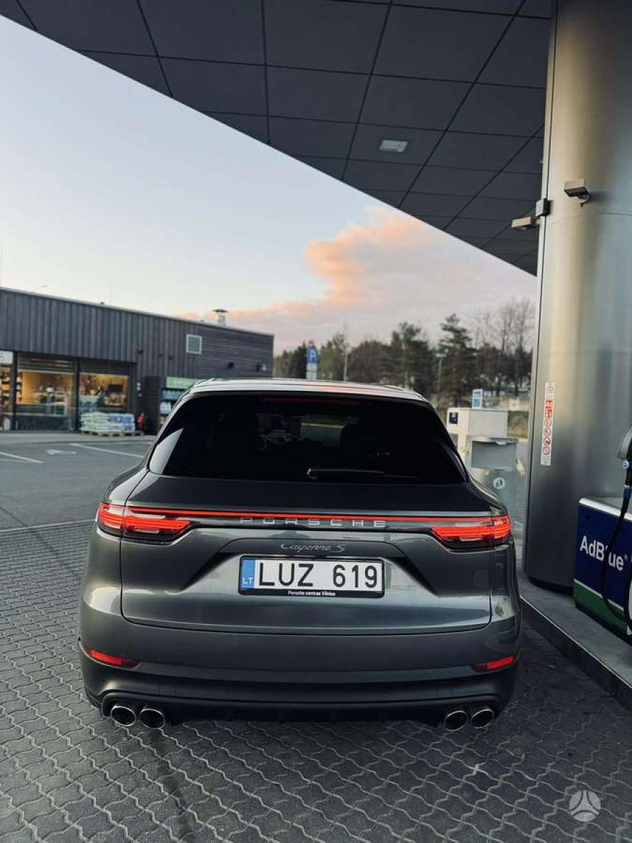 Grey Porsche Cayenne 2019 in Vilnius, with an engine capacity of 2.89 L and mileage of 200 thousand km for 38000 €, photo 5 on AUTOMOTO.COM.LV