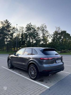 Grey Porsche Cayenne 2019 in Vilnius, with an engine capacity of 2.89 L and mileage of 200 thousand km for 38000 €, photo 6 on AUTOMOTO.COM.LV