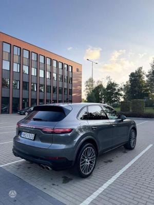 Grey Porsche Cayenne 2019 in Vilnius, with an engine capacity of 2.89 L and mileage of 200 thousand km for 38000 €, photo 7 on AUTOMOTO.COM.LV