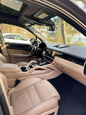 Grey Porsche Cayenne 2019 in Vilnius, with an engine capacity of 2.89 L and mileage of 200 thousand km for 38000 €, photo 11 on AUTOMOTO.COM.LV