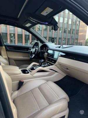 Grey Porsche Cayenne 2019 in Vilnius, with an engine capacity of 2.89 L and mileage of 200 thousand km for 38000 €, photo 15 on AUTOMOTO.COM.LV