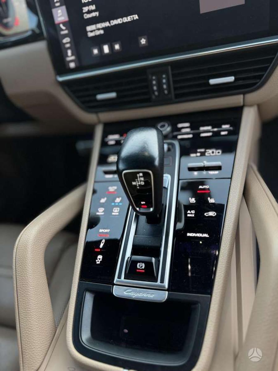 Grey Porsche Cayenne 2019 in Vilnius, with an engine capacity of 2.89 L and mileage of 200 thousand km for 38000 €, photo 17 on AUTOMOTO.COM.LV