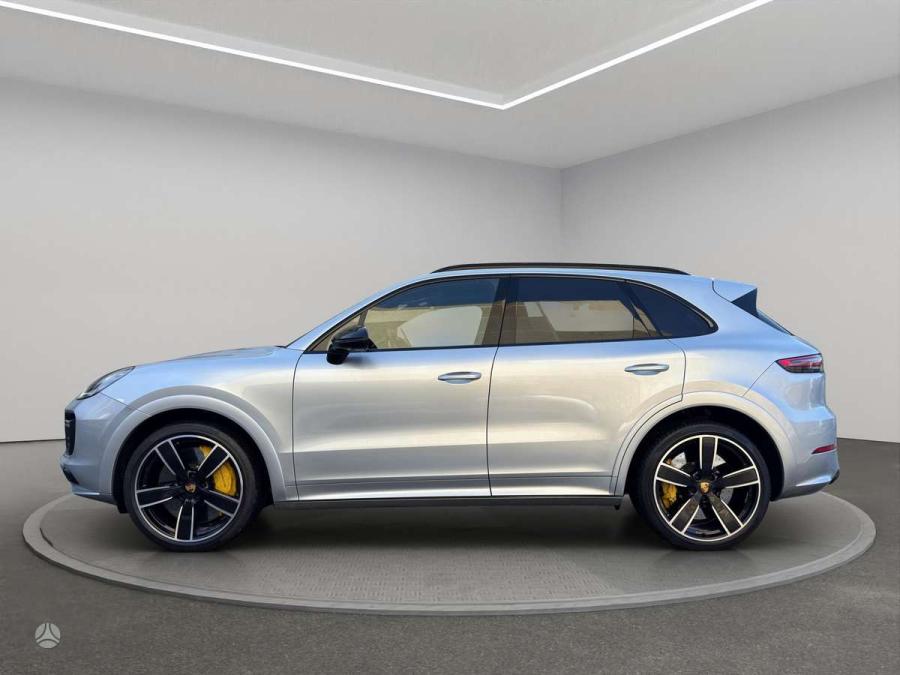 Grey Porsche Cayenne 2019 in Vilnius, with an engine capacity of 4.00 L and mileage of 130 thousand km for 54900 €, photo 3 on AUTOMOTO.COM.LV