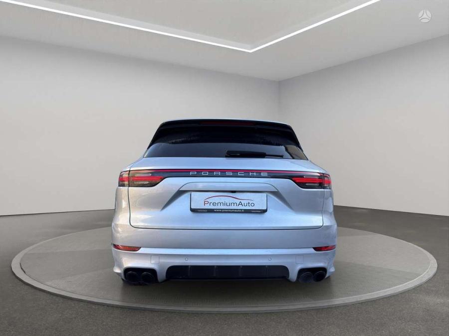 Grey Porsche Cayenne 2019 in Vilnius, with an engine capacity of 4.00 L and mileage of 130 thousand km for 54900 €, photo 5 on AUTOMOTO.COM.LV