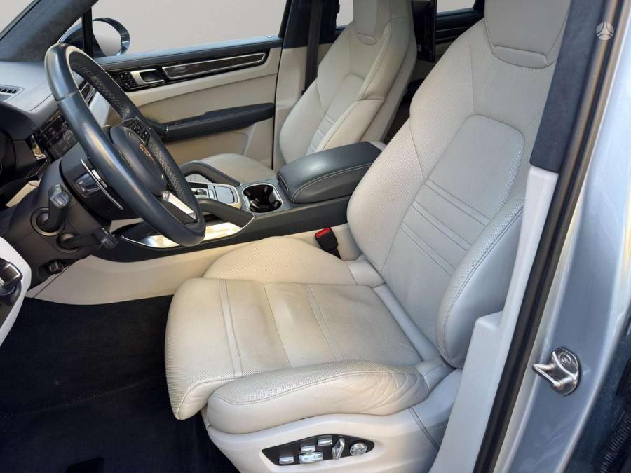 Grey Porsche Cayenne 2019 in Vilnius, with an engine capacity of 4.00 L and mileage of 130 thousand km for 54900 €, photo 12 on AUTOMOTO.COM.LV