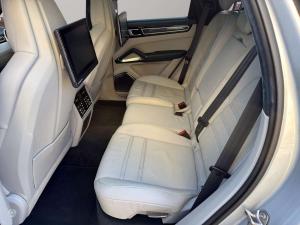 Grey Porsche Cayenne 2019 in Vilnius, with an engine capacity of 4.00 L and mileage of 130 thousand km for 54900 €, photo 13 on AUTOMOTO.COM.LV
