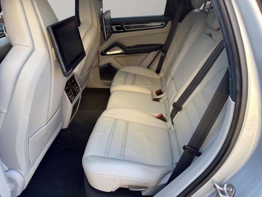 Grey Porsche Cayenne 2019 in Vilnius, with an engine capacity of 4.00 L and mileage of 130 thousand km for 54900 €, photo 13 on AUTOMOTO.COM.LV