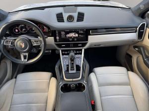 Grey Porsche Cayenne 2019 in Vilnius, with an engine capacity of 4.00 L and mileage of 130 thousand km for 54900 €, photo 14 on AUTOMOTO.COM.LV