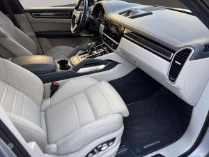 Grey Porsche Cayenne 2019 in Vilnius, with an engine capacity of 4.00 L and mileage of 130 thousand km for 54900 €, photo 15 on AUTOMOTO.COM.LV