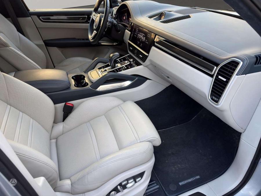 Grey Porsche Cayenne 2019 in Vilnius, with an engine capacity of 4.00 L and mileage of 130 thousand km for 54900 €, photo 15 on AUTOMOTO.COM.LV