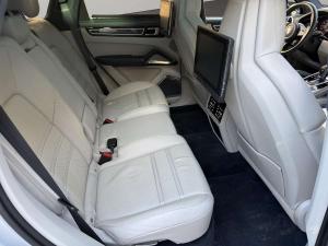 Grey Porsche Cayenne 2019 in Vilnius, with an engine capacity of 4.00 L and mileage of 130 thousand km for 54900 €, photo 16 on AUTOMOTO.COM.LV