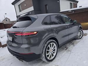 Grey Porsche Cayenne 2020 in Utena, with an engine capacity of 2.89 L and mileage of 204 thousand km for 33900 €, photo 3 on AUTOMOTO.COM.LV