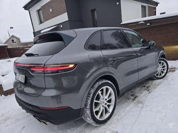 Grey Porsche Cayenne 2020 in Utena, with an engine capacity of 2.89 L and mileage of 204 thousand km for 33900 €, photo 3 on AUTOMOTO.COM.LV