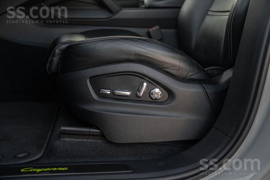 Pelēks Porsche Cayenne 2020 Rīga, ar dzinēja tilpumu 3.00 L un nobraukumu 131 tūkst. km par 65990 €, foto 18 vietnē AUTOMOTO.COM.LV