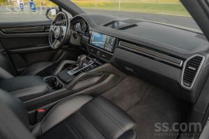 Pelēks Porsche Cayenne 2020 Rīga, ar dzinēja tilpumu 3.00 L un nobraukumu 131 tūkst. km par 65990 €, foto 21 vietnē AUTOMOTO.COM.LV