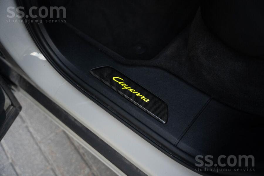 Pelēks Porsche Cayenne 2020 Rīga, ar dzinēja tilpumu 3.00 L un nobraukumu 131 tūkst. km par 65990 €, foto 24 vietnē AUTOMOTO.COM.LV