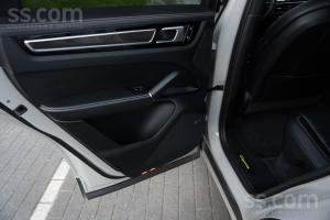 Pelēks Porsche Cayenne 2020 Rīga, ar dzinēja tilpumu 3.00 L un nobraukumu 131 tūkst. km par 65990 €, foto 32 vietnē AUTOMOTO.COM.LV
