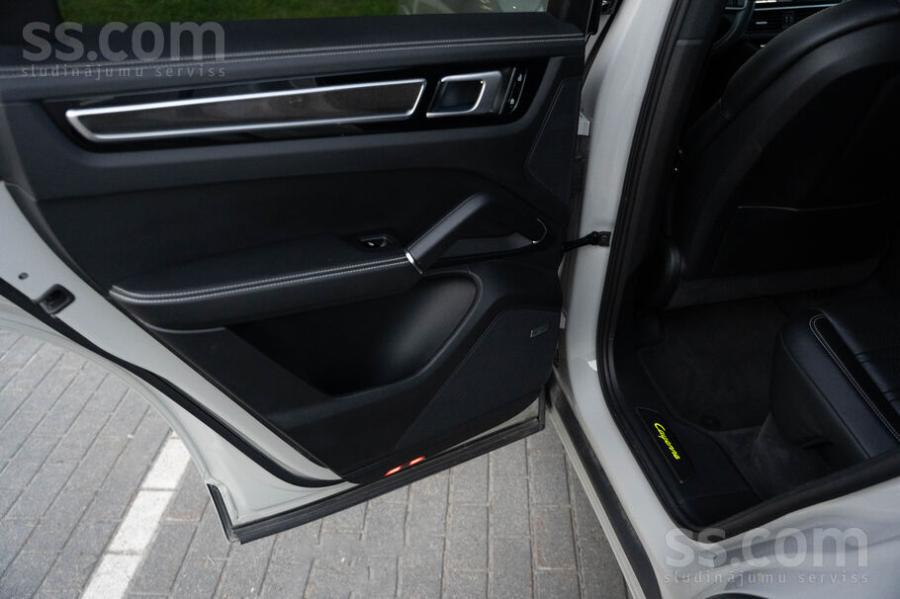 Pelēks Porsche Cayenne 2020 Rīga, ar dzinēja tilpumu 3.00 L un nobraukumu 131 tūkst. km par 65990 €, foto 32 vietnē AUTOMOTO.COM.LV