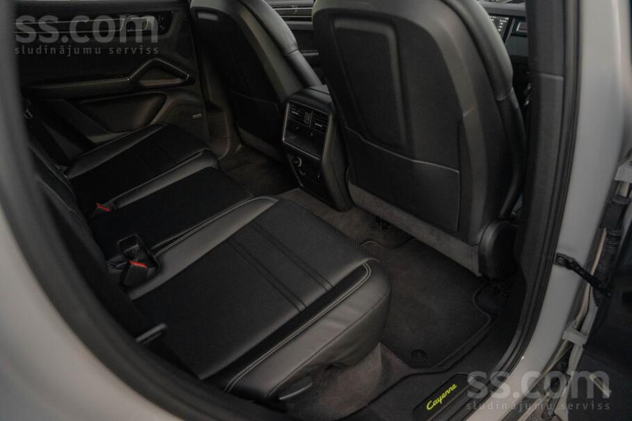 Pelēks Porsche Cayenne 2020 Rīga, ar dzinēja tilpumu 3.00 L un nobraukumu 131 tūkst. km par 65990 €, foto 34 vietnē AUTOMOTO.COM.LV