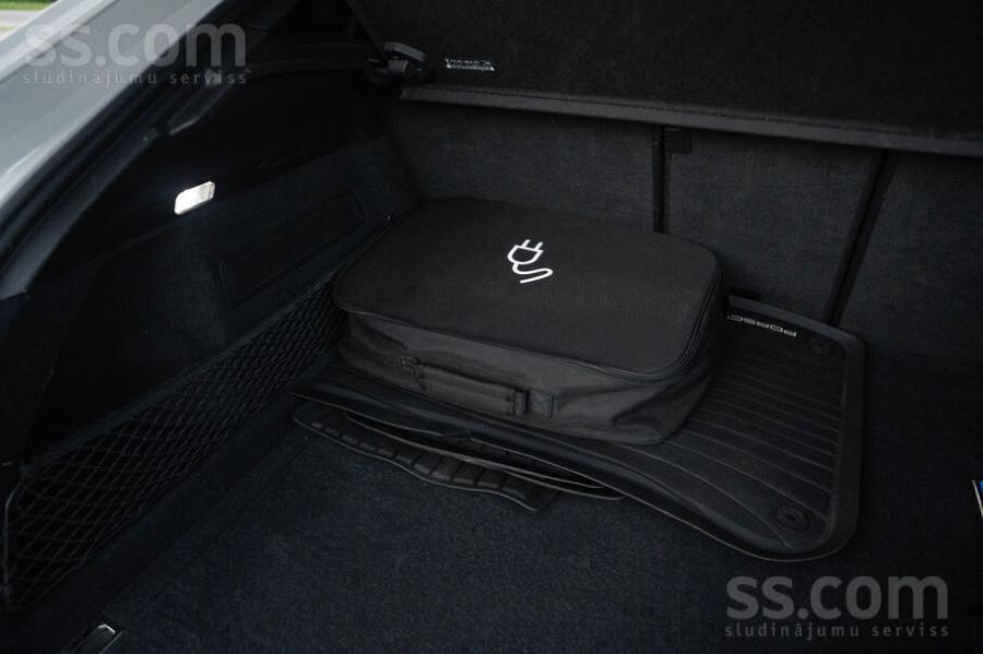 Pelēks Porsche Cayenne 2020 Rīga, ar dzinēja tilpumu 3.00 L un nobraukumu 131 tūkst. km par 65990 €, foto 36 vietnē AUTOMOTO.COM.LV