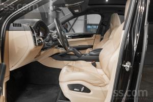 Grey Porsche Cayenne 2020 in Riga, with an engine capacity of 3.00 L and mileage of 99 thousand km for 68900 €, photo 8 on AUTOMOTO.COM.LV