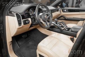 Grey Porsche Cayenne 2020 in Riga, with an engine capacity of 3.00 L and mileage of 99 thousand km for 68900 €, photo 9 on AUTOMOTO.COM.LV