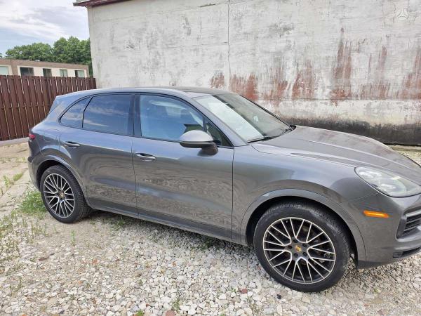 Grey Porsche Cayenne 2020 in Druskininkai, with an engine capacity of 3.00 L and mileage of 163 thousand km for 25600 €, photo 5 on AUTOMOTO.COM.LV