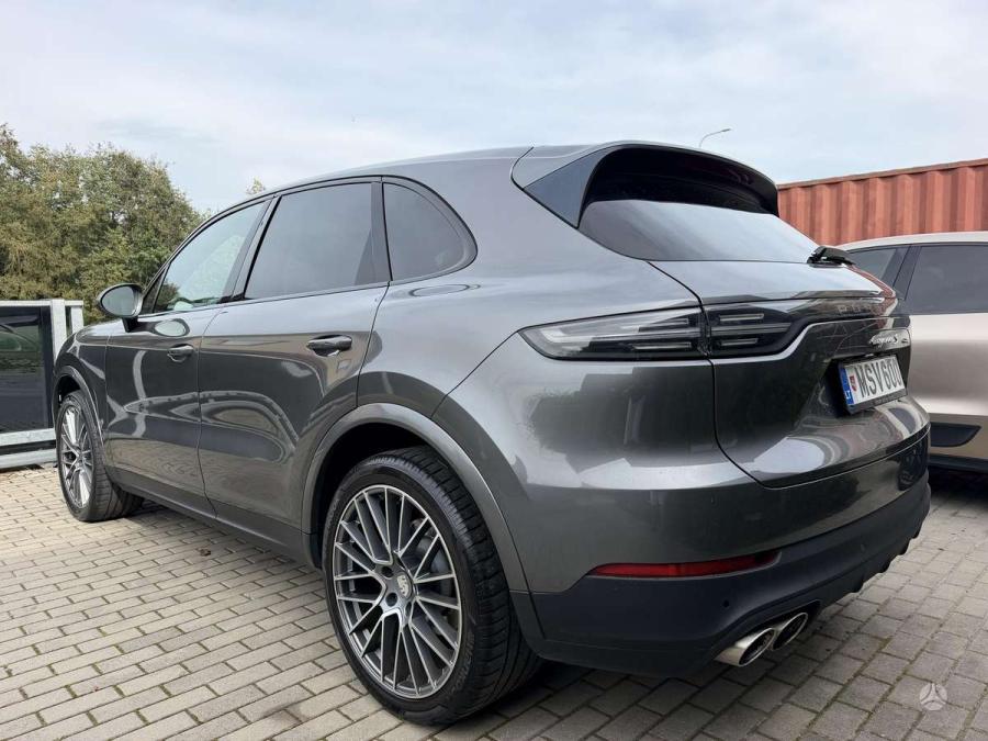 Grey Porsche Cayenne 2020 in Kaunas, with an engine capacity of 2.89 L and mileage of 213 thousand km for 32500 €, photo 1 on AUTOMOTO.COM.LV