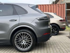 Grey Porsche Cayenne 2020 in Kaunas, with an engine capacity of 2.89 L and mileage of 213 thousand km for 32500 €, photo 3 on AUTOMOTO.COM.LV