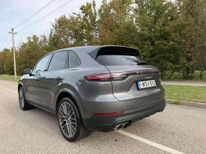 Grey Porsche Cayenne 2020 in Kaunas, with an engine capacity of 2.89 L and mileage of 213 thousand km for 32500 €, photo 4 on AUTOMOTO.COM.LV